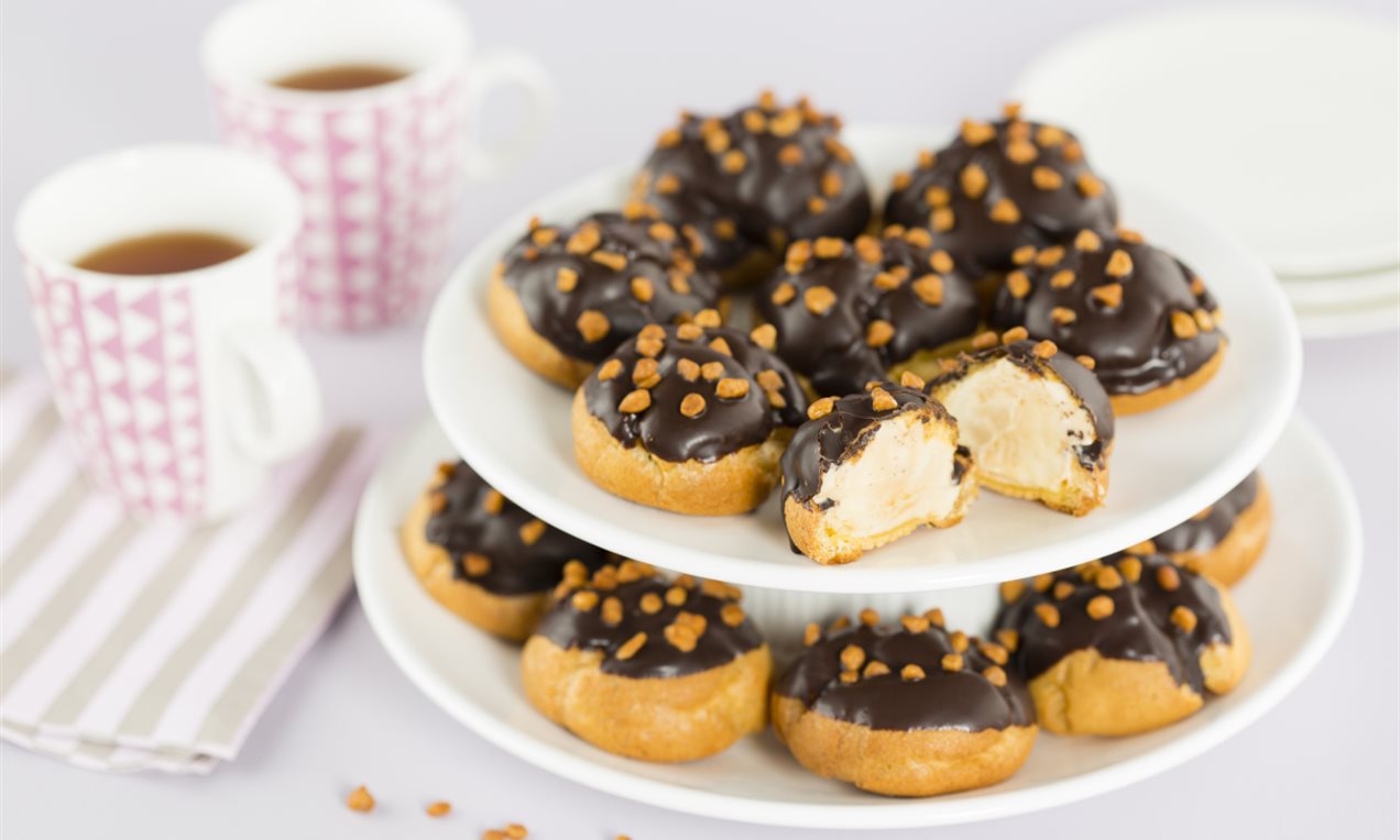 Kleine Soesjes met Salted Caramel slagroom en crunch Recept | Dr. Oetker