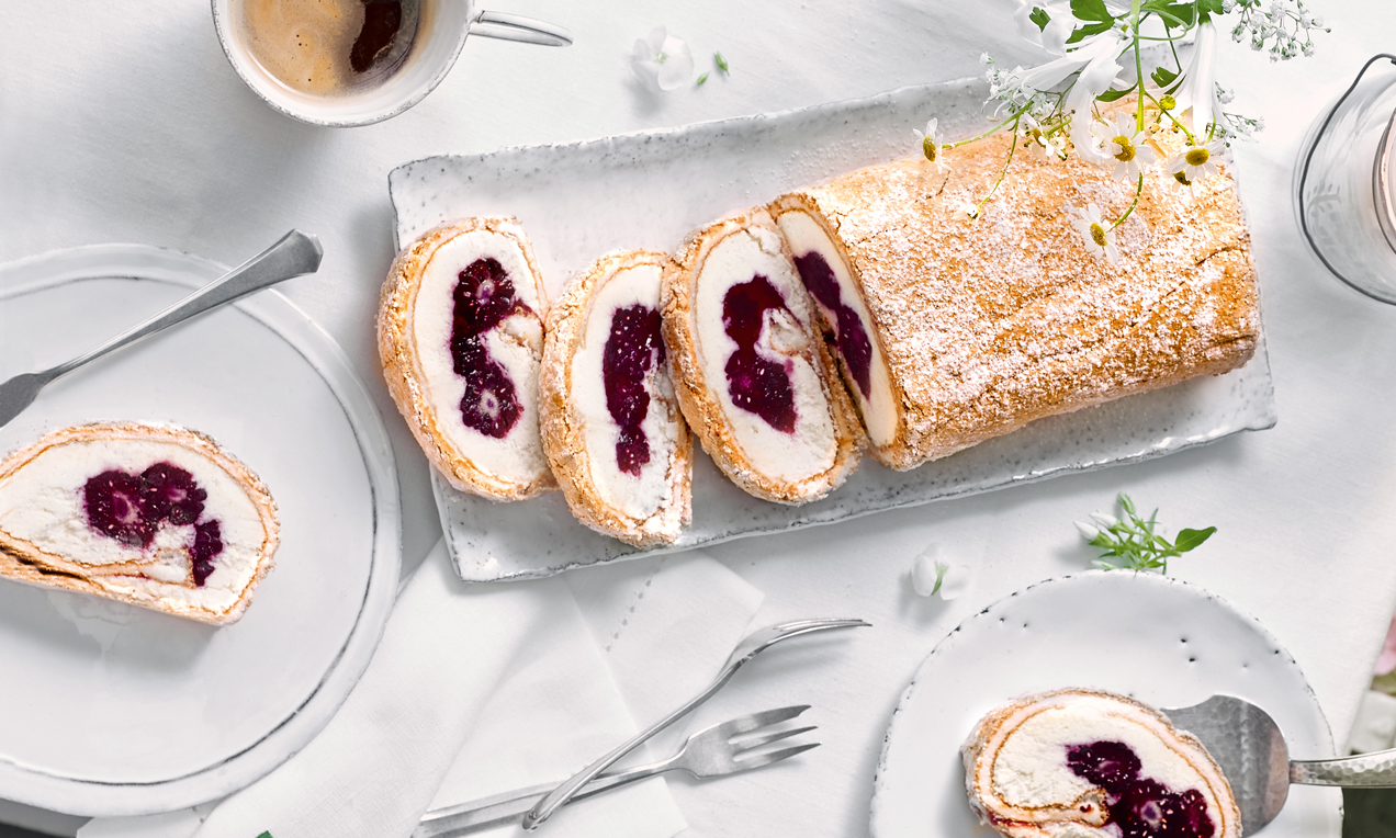 Baiser-Brombeer-Rolle Rezept | Dr. Oetker