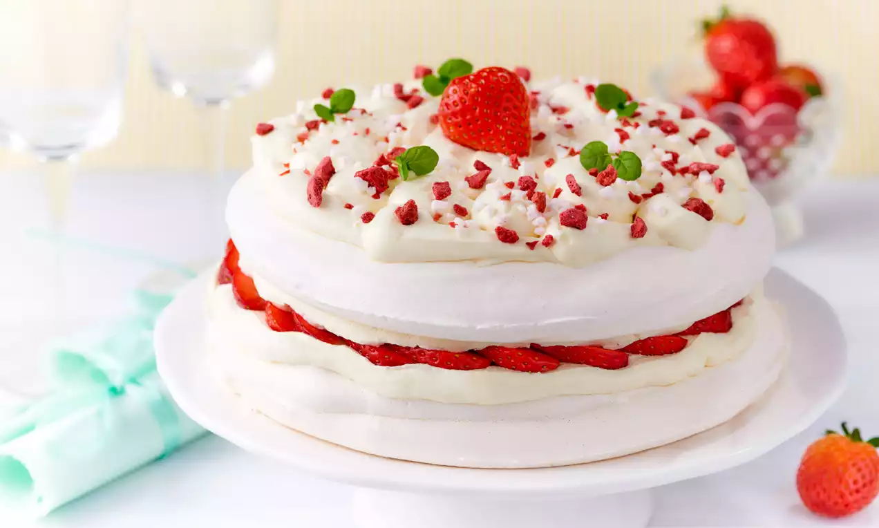 Beze torta s jagodama Recept | Dr. Oetker