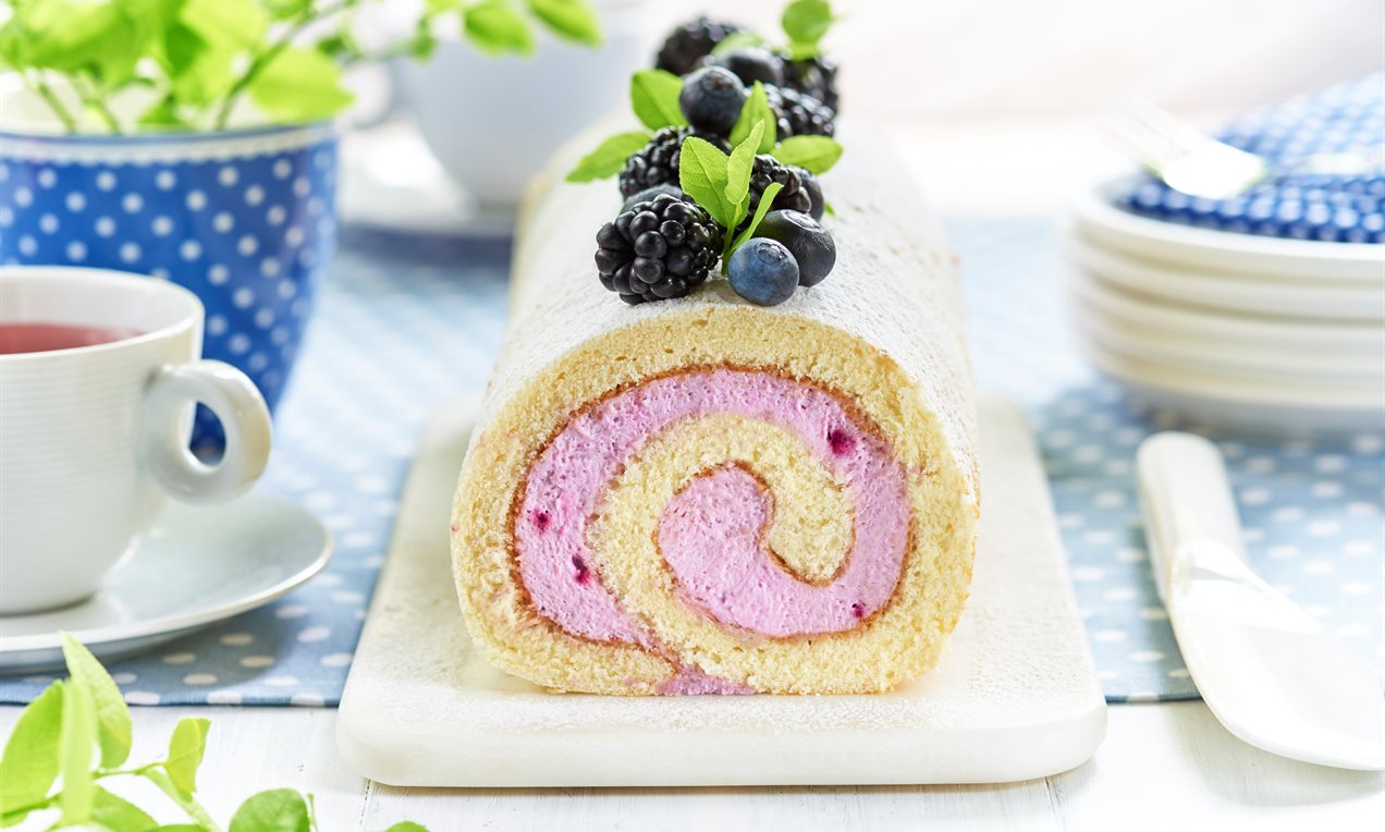 Rolada z masą śmietanową i owocami leśnymi Przepis | Dr. Oetker