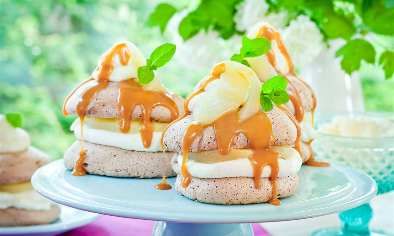 Czekoladowe bezy z gruszkami i sosem toffi Przepis | Dr. Oetker