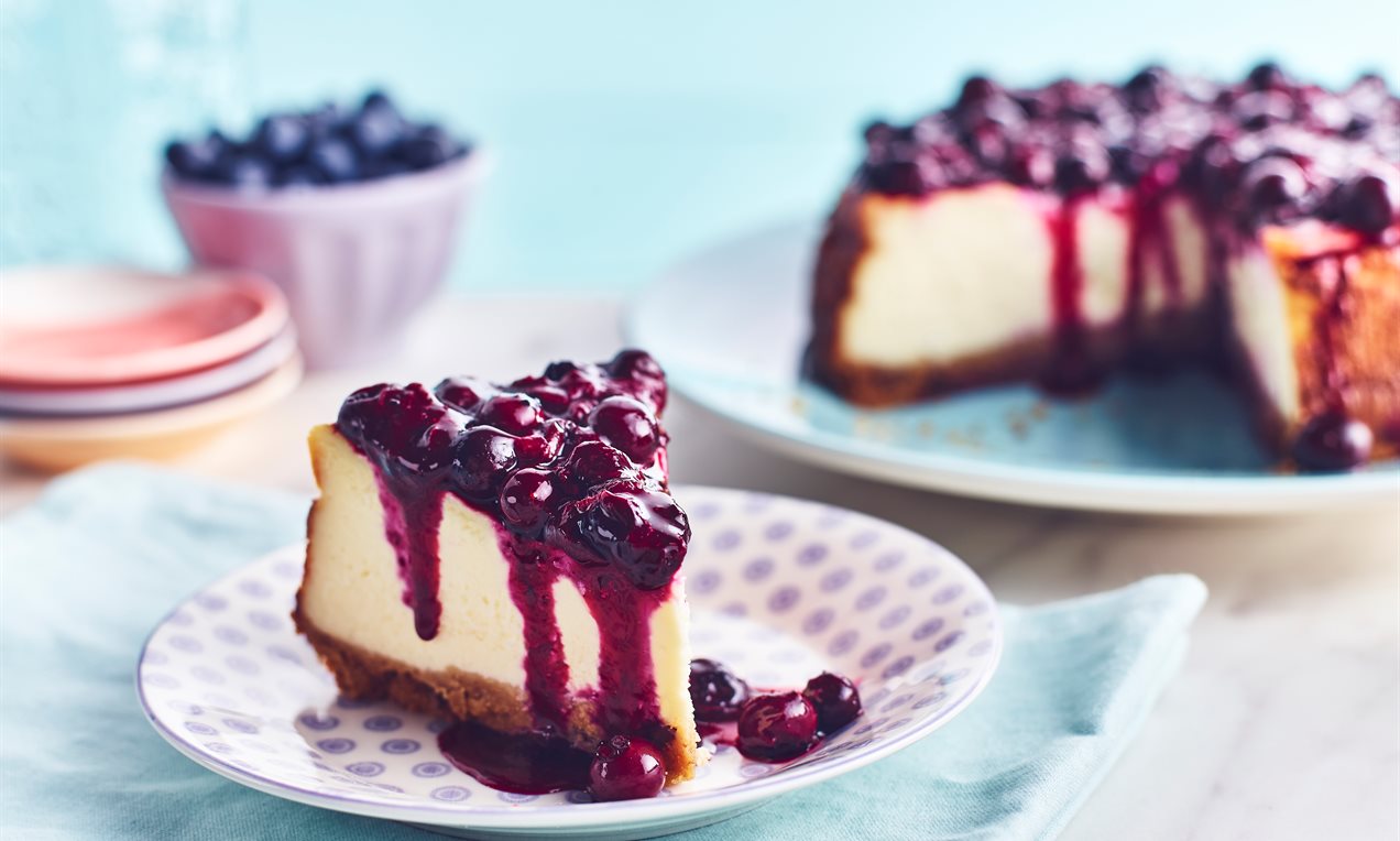 Baked Vanilla Cheesecake with Blueberry Compote Recipe | Dr. Oetker
