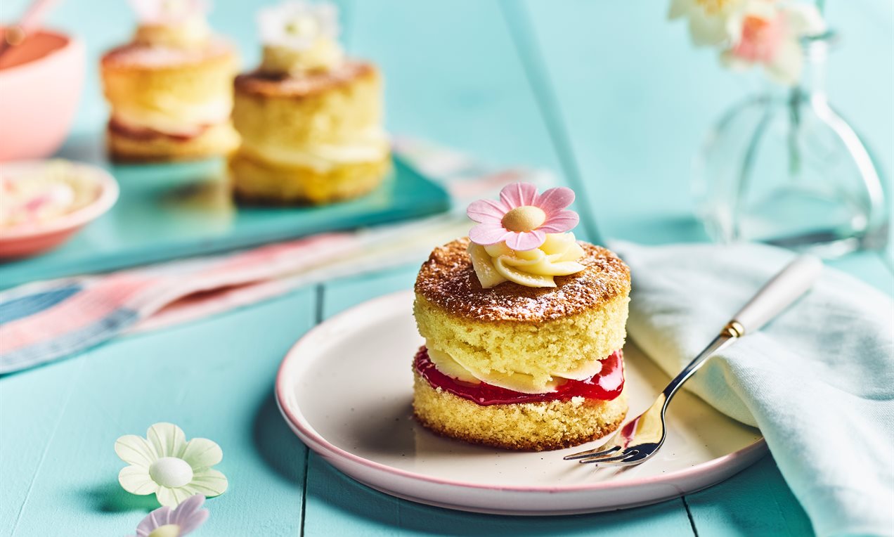 Mini Victoria Cakes Recipe | Dr. Oetker