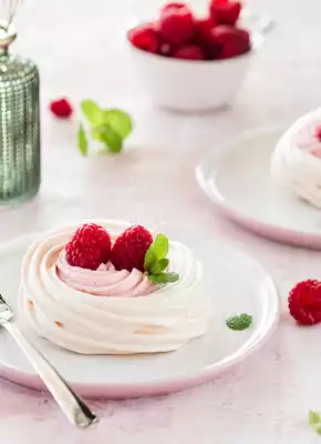 Mini bezy z kremem malinowym Przepis | Dr. Oetker